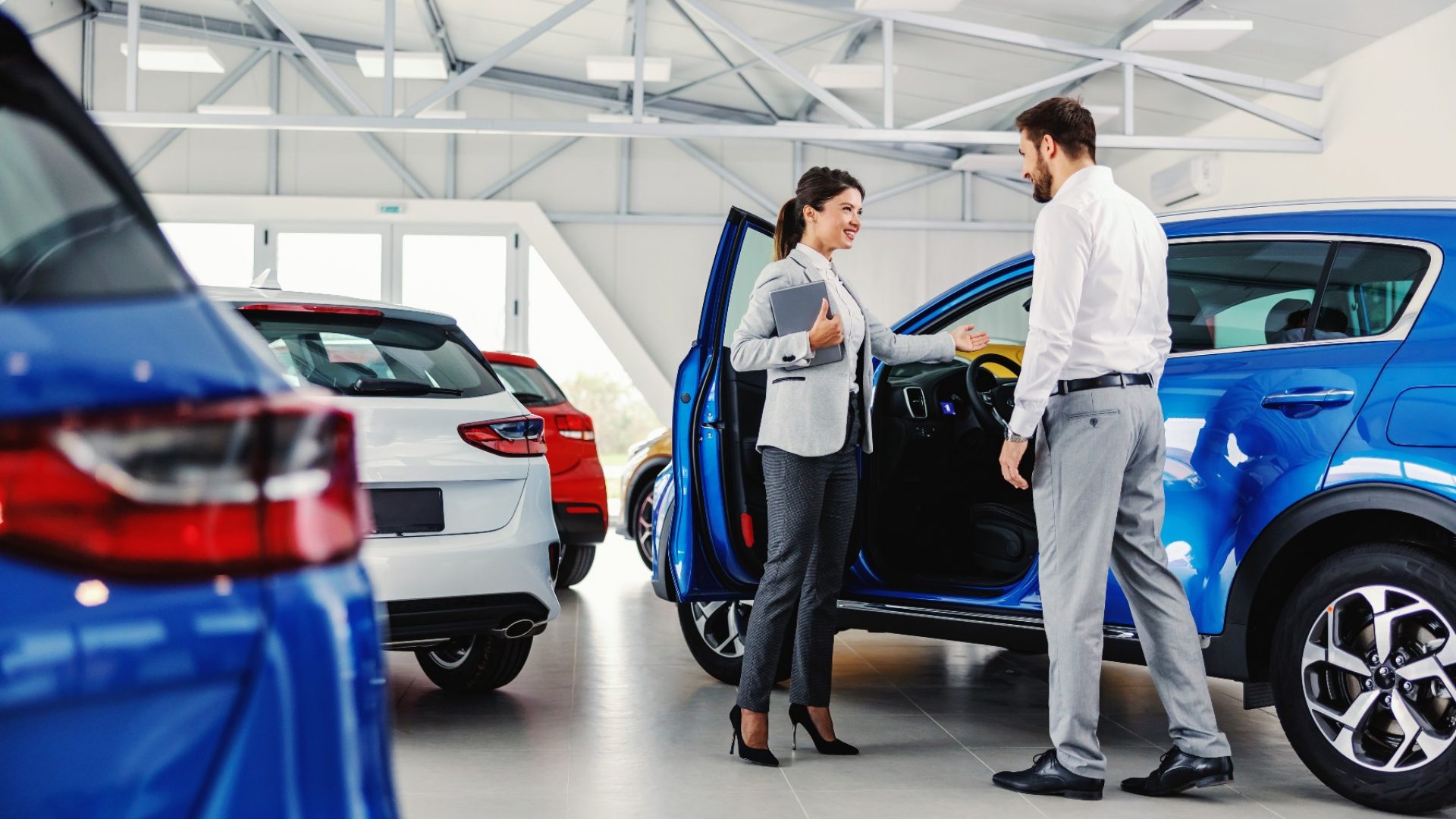 Buying A Car Online Or At A Dealership: Pros, Cons And Tips To Know ...